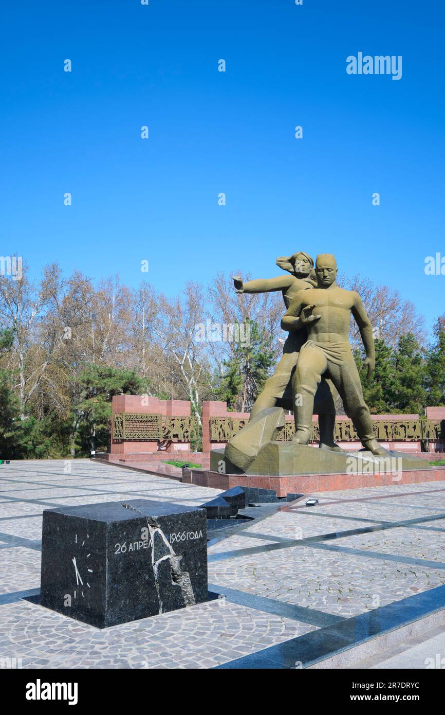 Vue sur la grande sculpture et l'horloge en granit noir s'arrêta au ...
