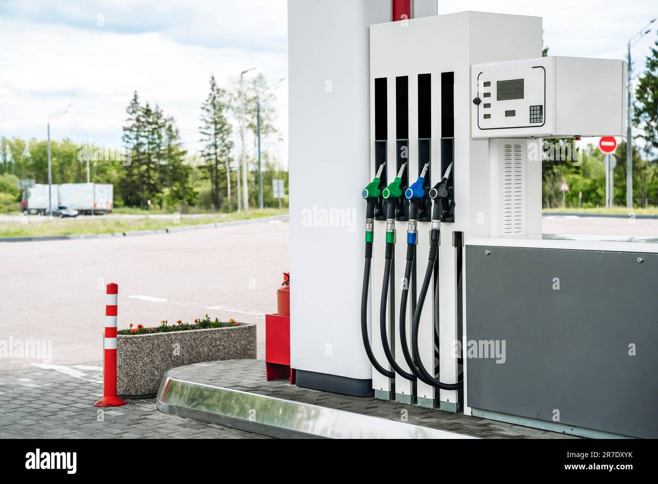 Station-service. Pistolets à essence et carburant diesel dans une ...