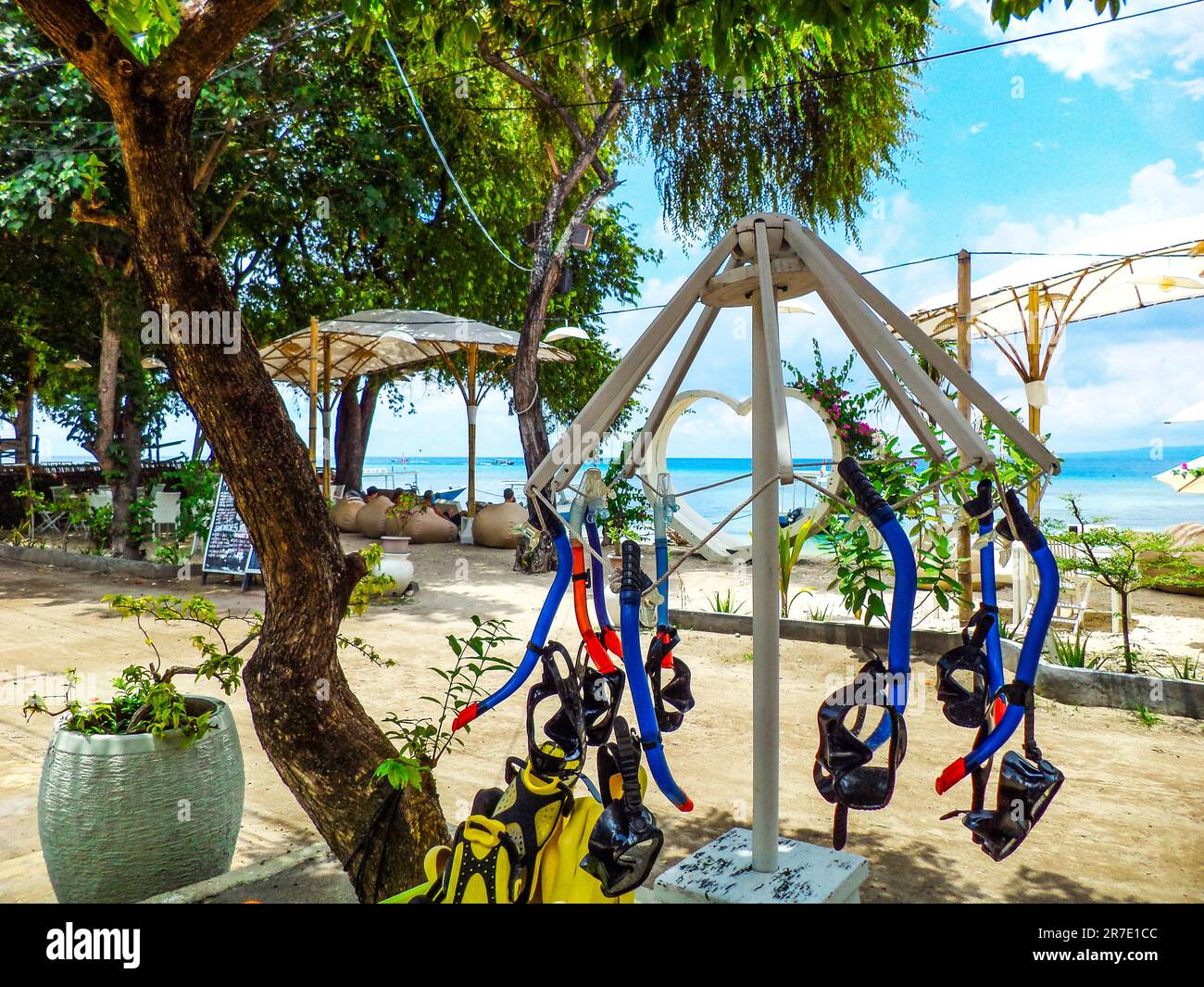 GILI AIR, BALI – MARS 2023 – rues et boutiques colorées et ...