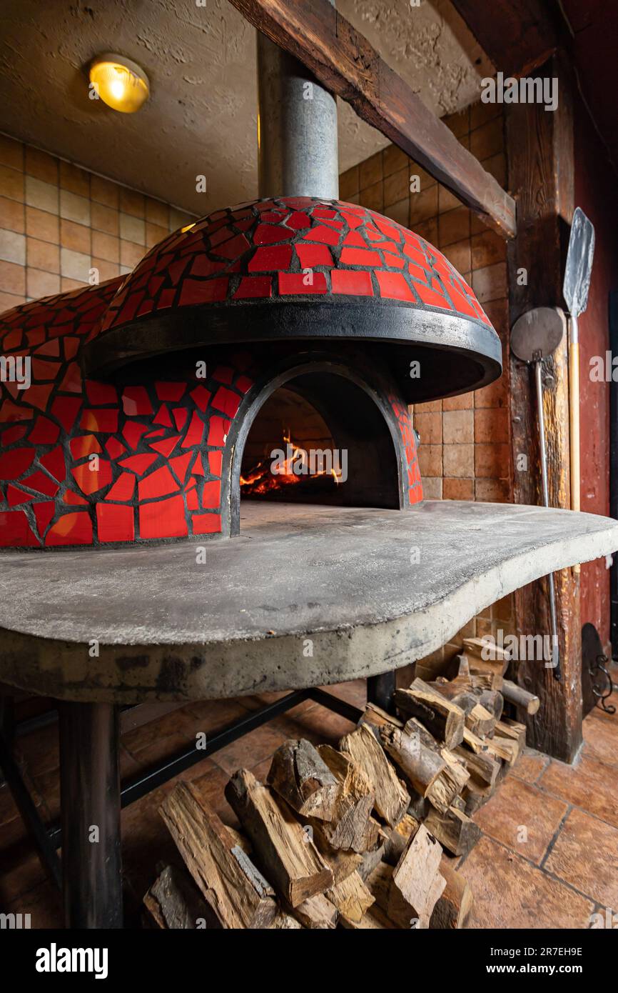 Une photo intérieure d'un four rustique au feu de bois avec une pile de ...