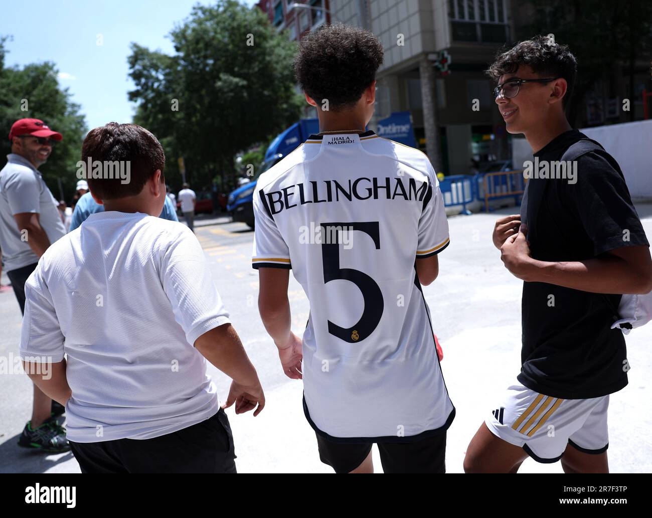Un fan du Real Madrid portant une chemise avec le nom et le numéro de ...