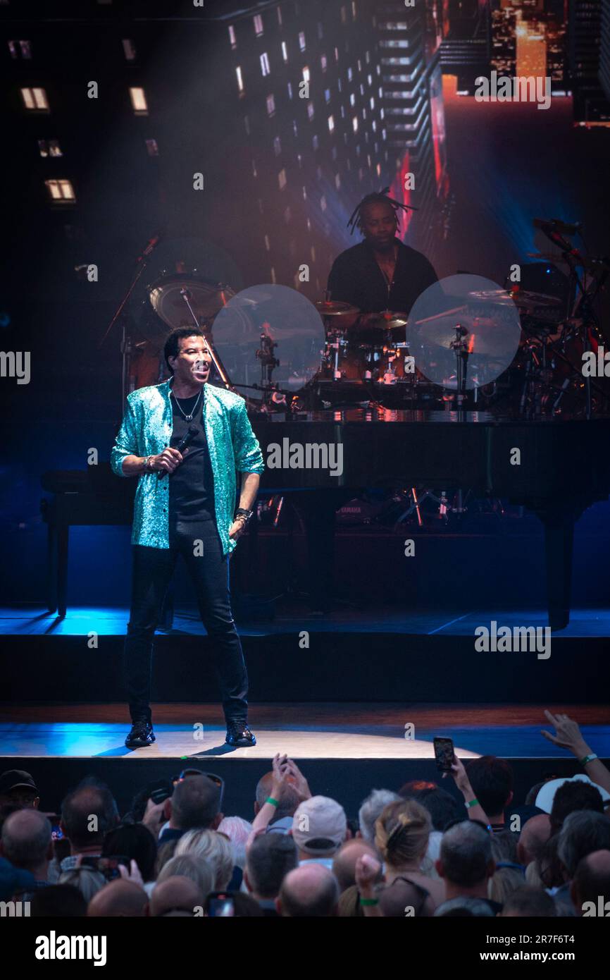 La superstar mondiale Lionel Ritchie a fait un retour triomphant pour ...