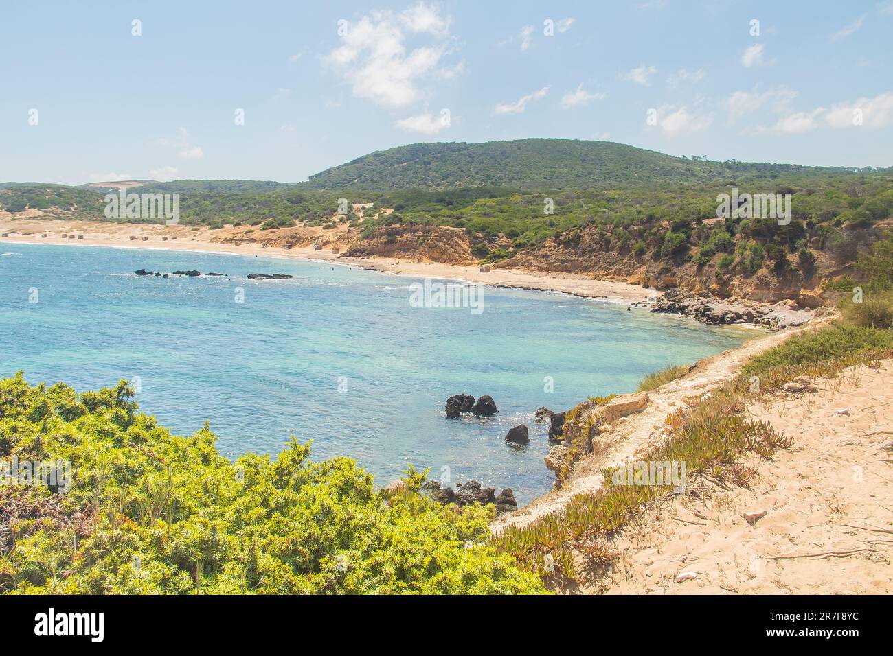 Mer et montagne à la plage de Ras hammam. Vue sur les falaises et ...