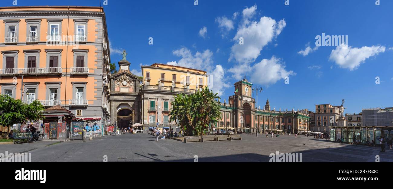 Naples, Italie. Vue sur la Piazza Dante avec l'ancien Port'Alba sur la ...