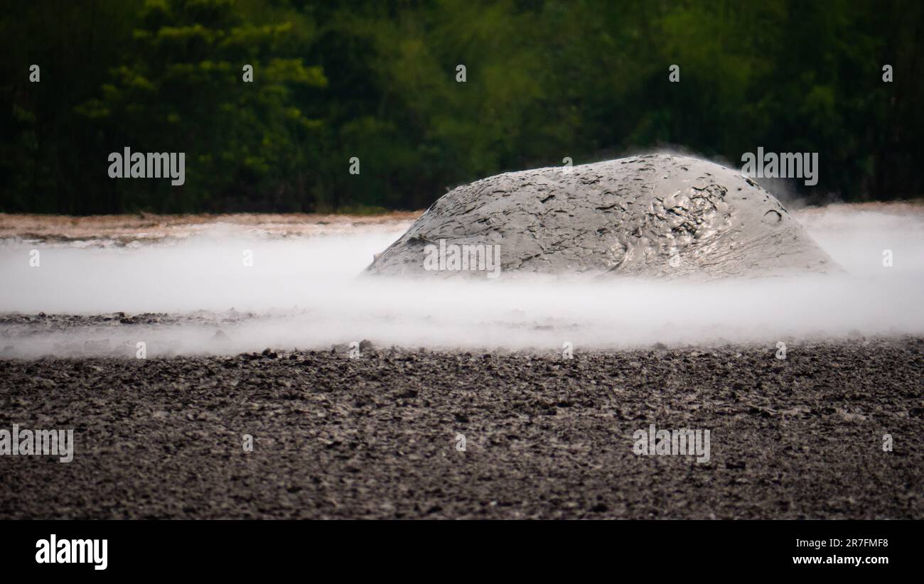 Volcan de boue avec bubble bledug kuwu. plateau volcanique avec activité géothermique et les ...