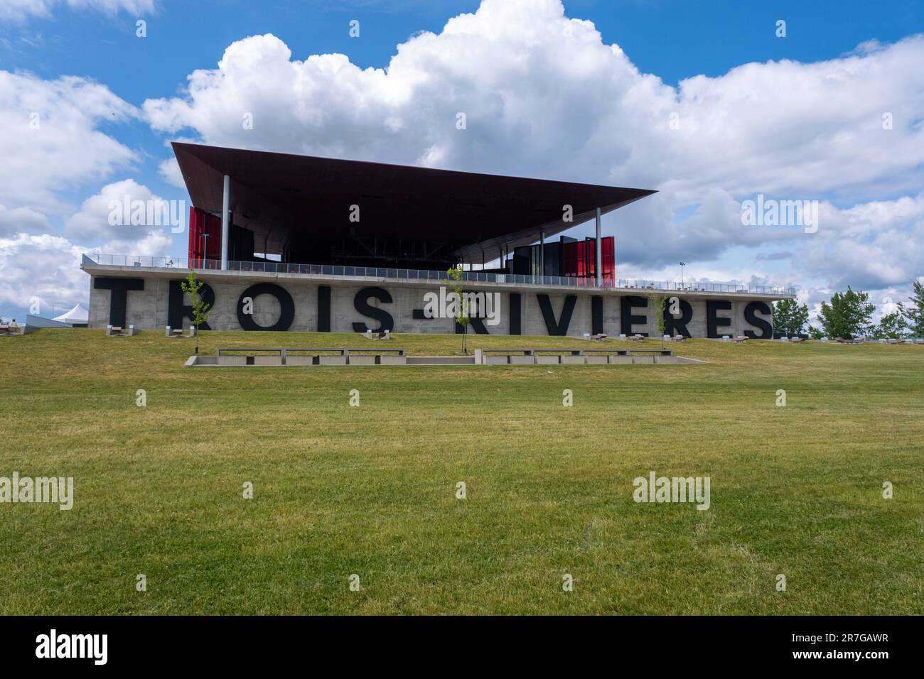 Trois-Rivières, CA - 9 juin 2023 : façade de l'amphithéâtre Cogeco ...