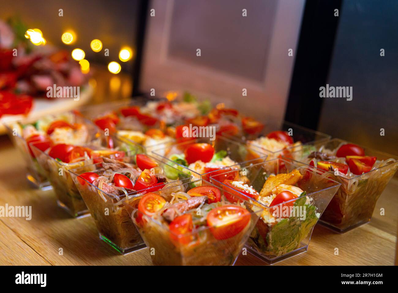 Buffet intérieur de luxe composé de salades de nouilles en verre avec ...