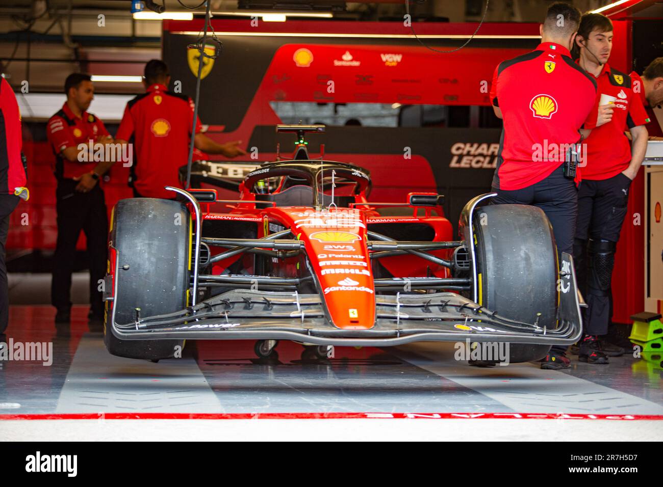 Scuderia Ferrari mécanicals à l'œuvre .au cours du jour 1 de LA FORMULE ...
