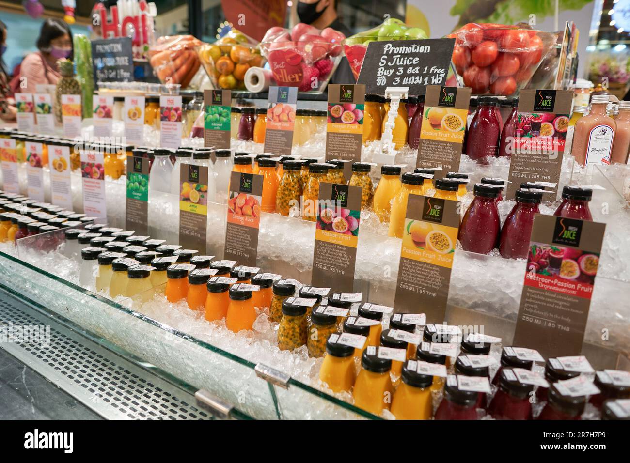 Bottles fruit juice in supermarket Banque de photographies et d’images ...