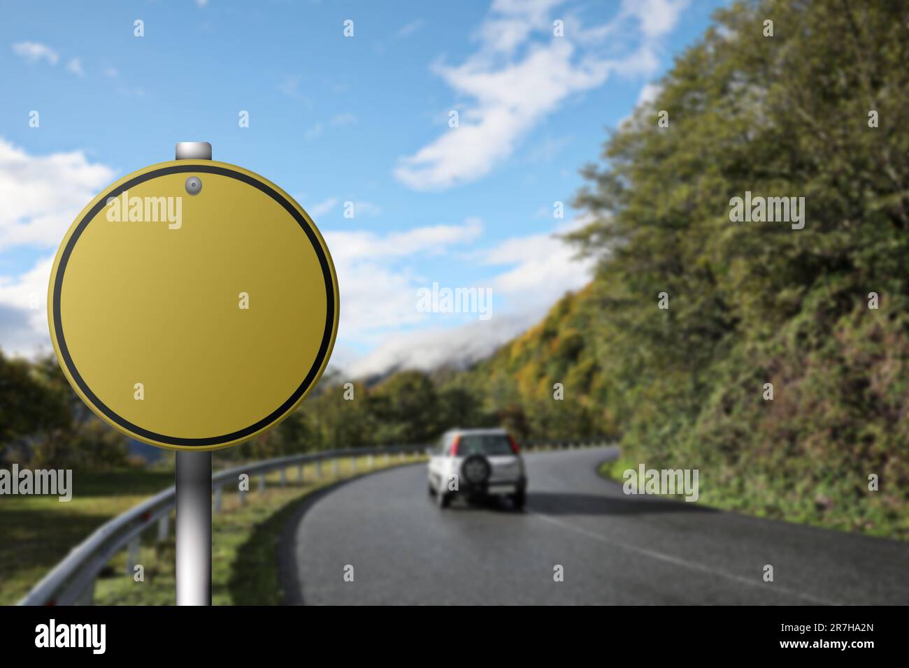 Panneau de route jaune vierge sur l'autoroute asphaltée, espace pour le ...