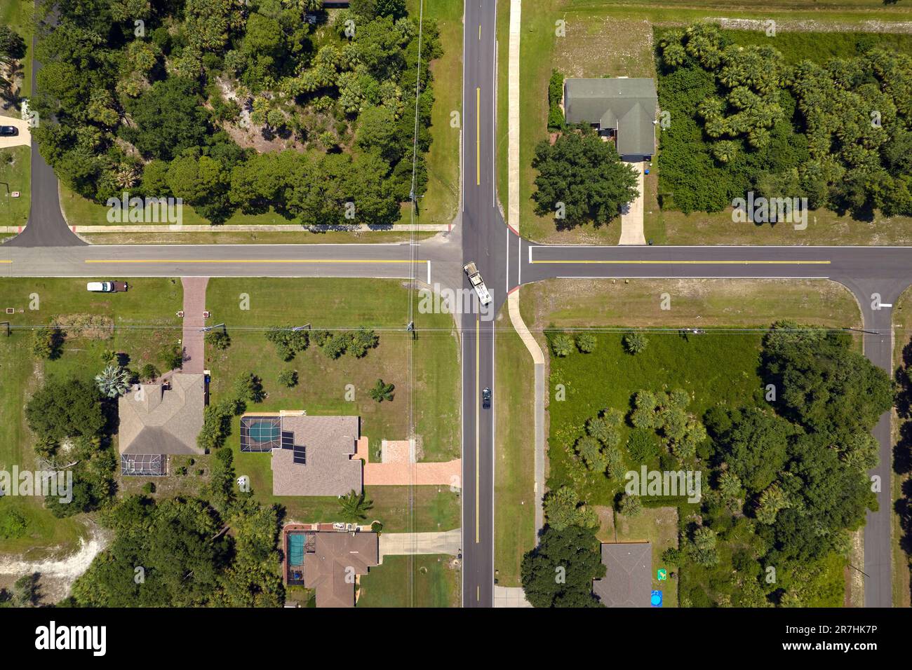 Vue aérienne de la circulation routière avec les voitures en voiture ...