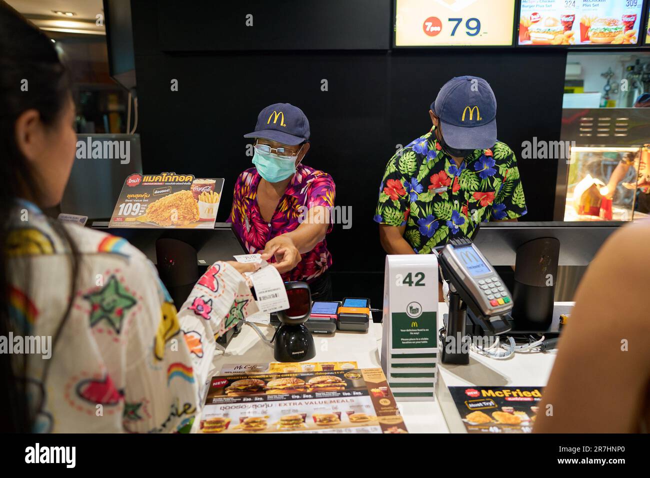Mcdonalds cashier Banque de photographies et d’images à haute résolution - Alamy