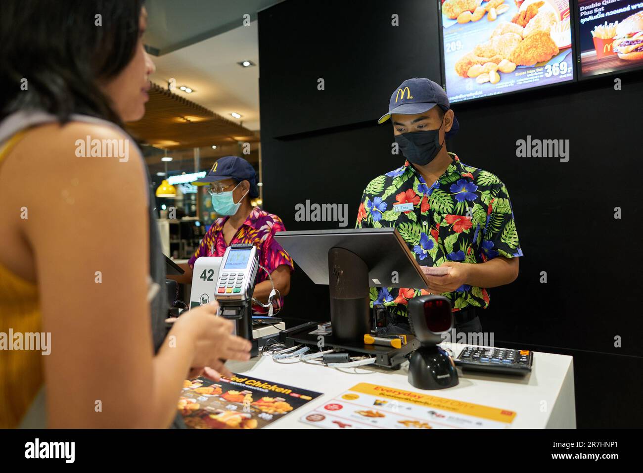 Mcdonalds cashier Banque de photographies et d’images à haute résolution - Alamy