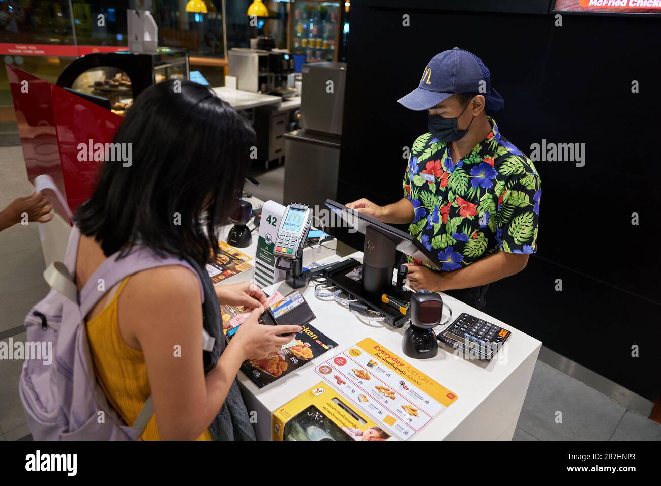 Mcdonalds cashier Banque de photographies et d’images à haute résolution - Alamy