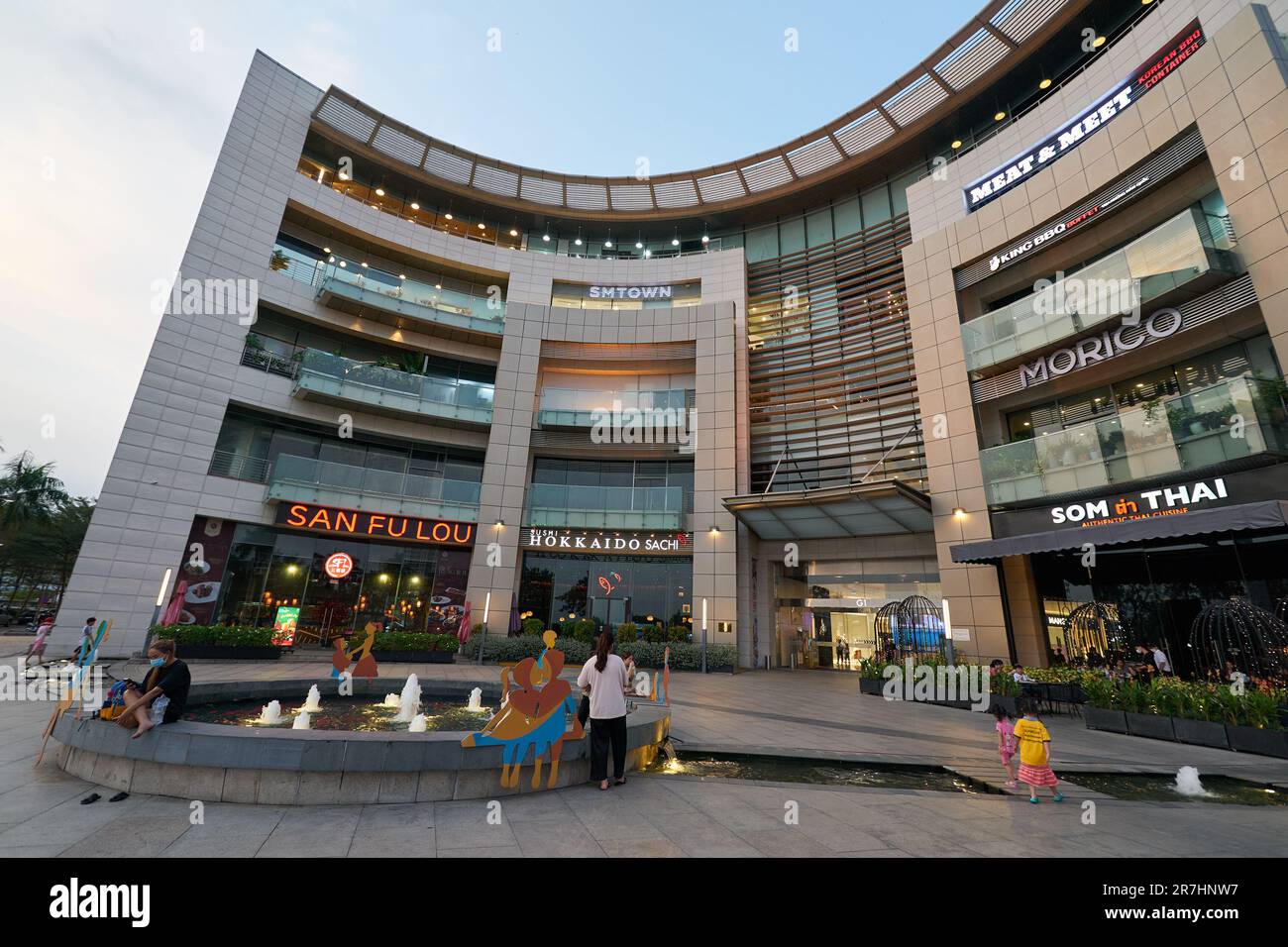HO CHI MINH VILLE, VIETNAM - VERS MARS 2023 : vue au niveau de la rue ...