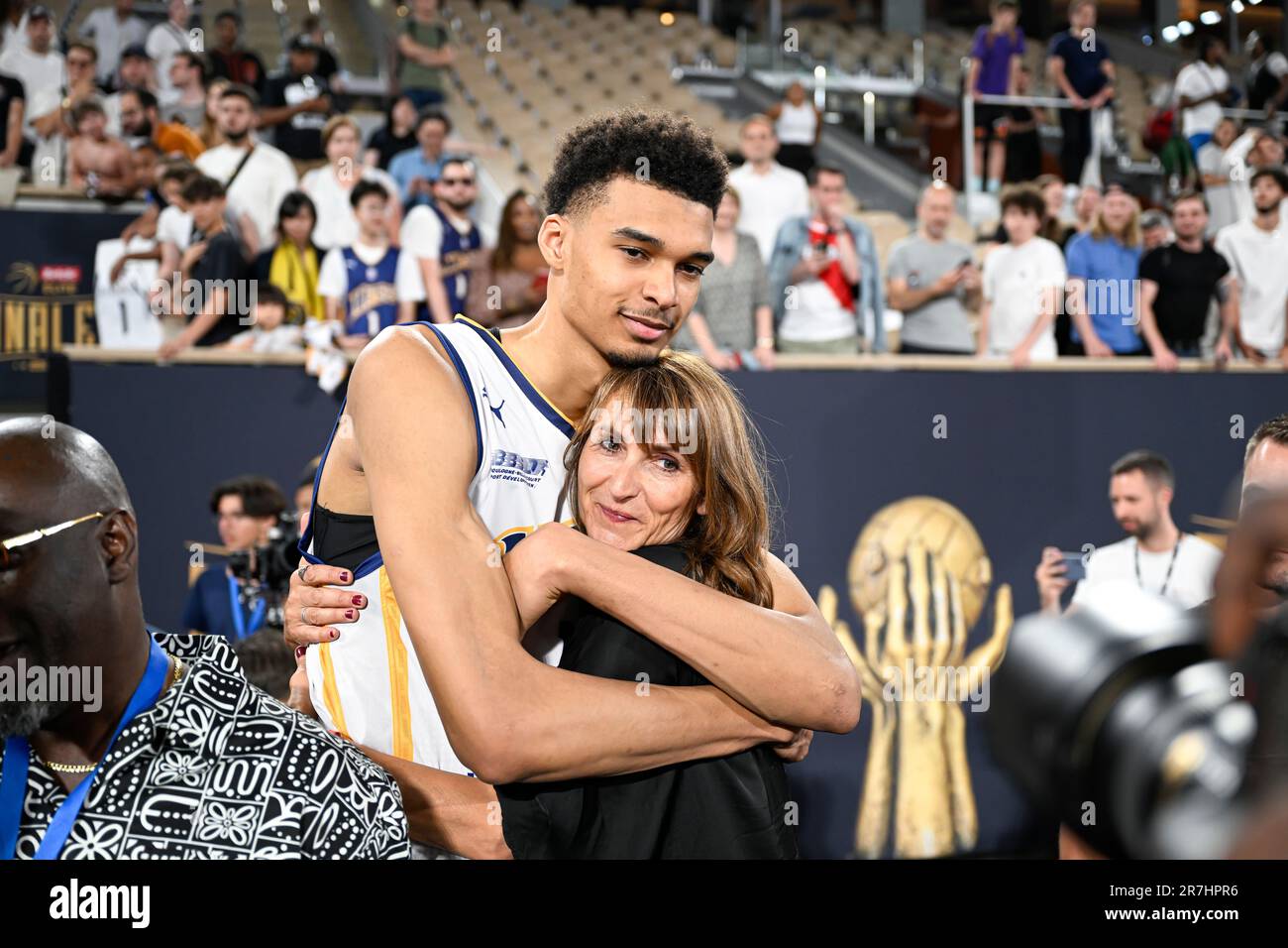 Paris, France. 15th juin 2023. Victor Wembanyama et sa mère Elodie lors du match de basket-ball ...