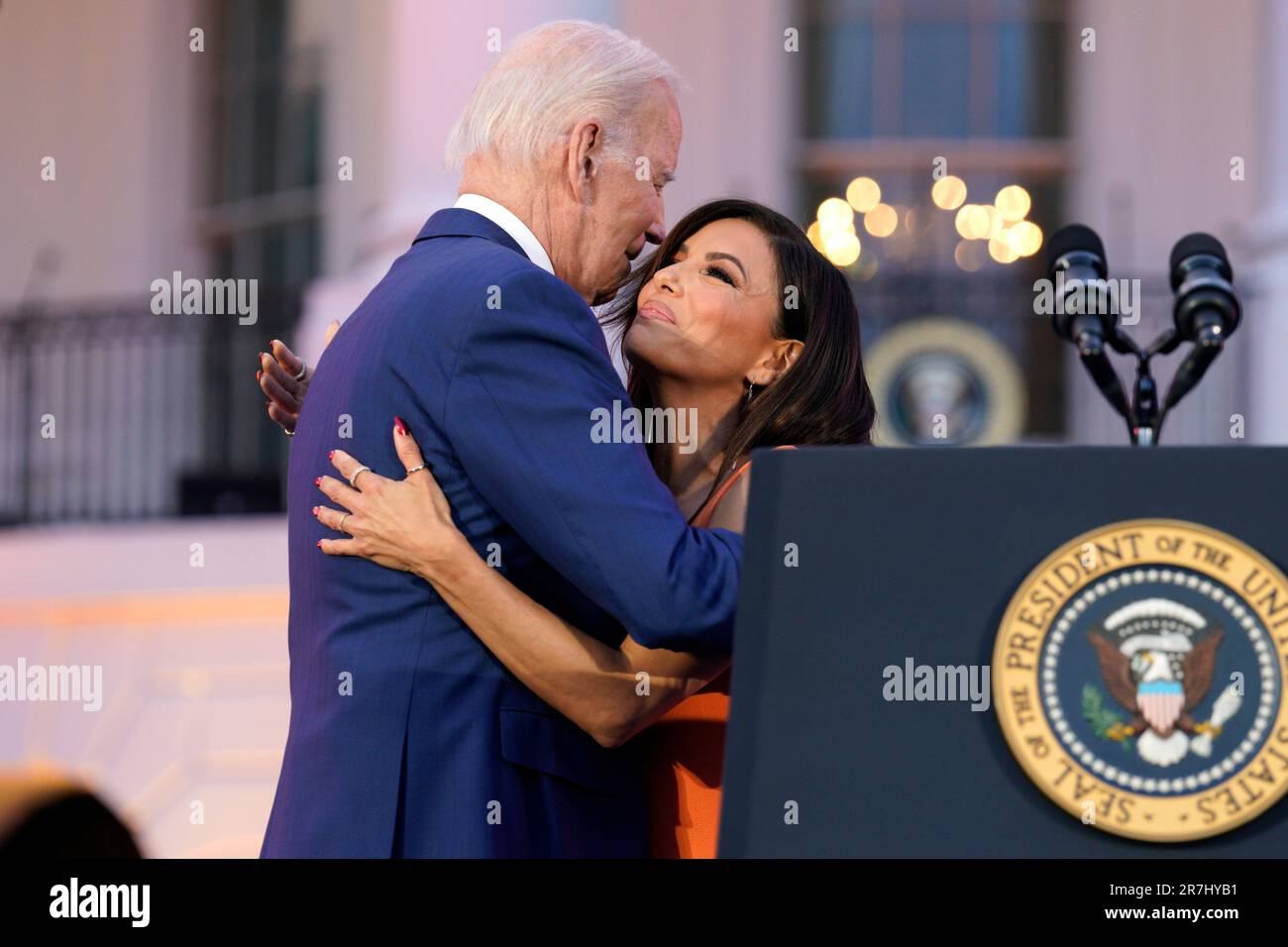 Le président des États-Unis Joe Biden salue Eva Longoria lors d'une ...