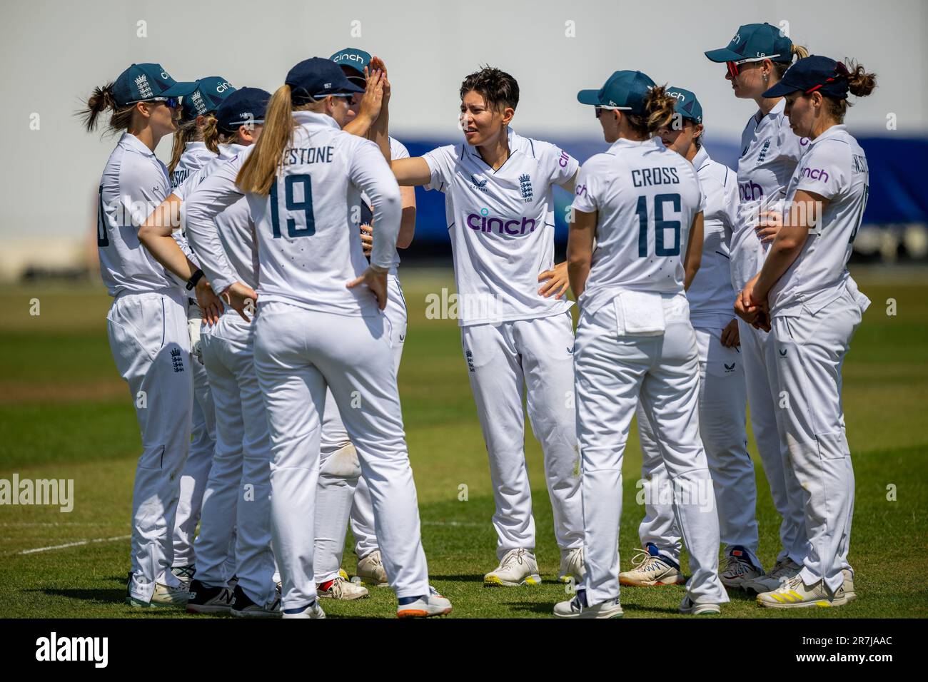 Le bowling Issy Wong (au centre) pour l'Angleterre célèbre le cricket ...