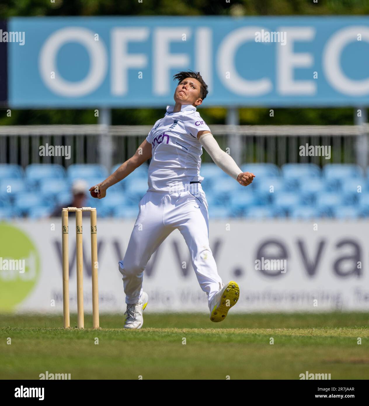 Issy Wong Bowling pour l'Angleterre contre l'Australie A dans un match ...