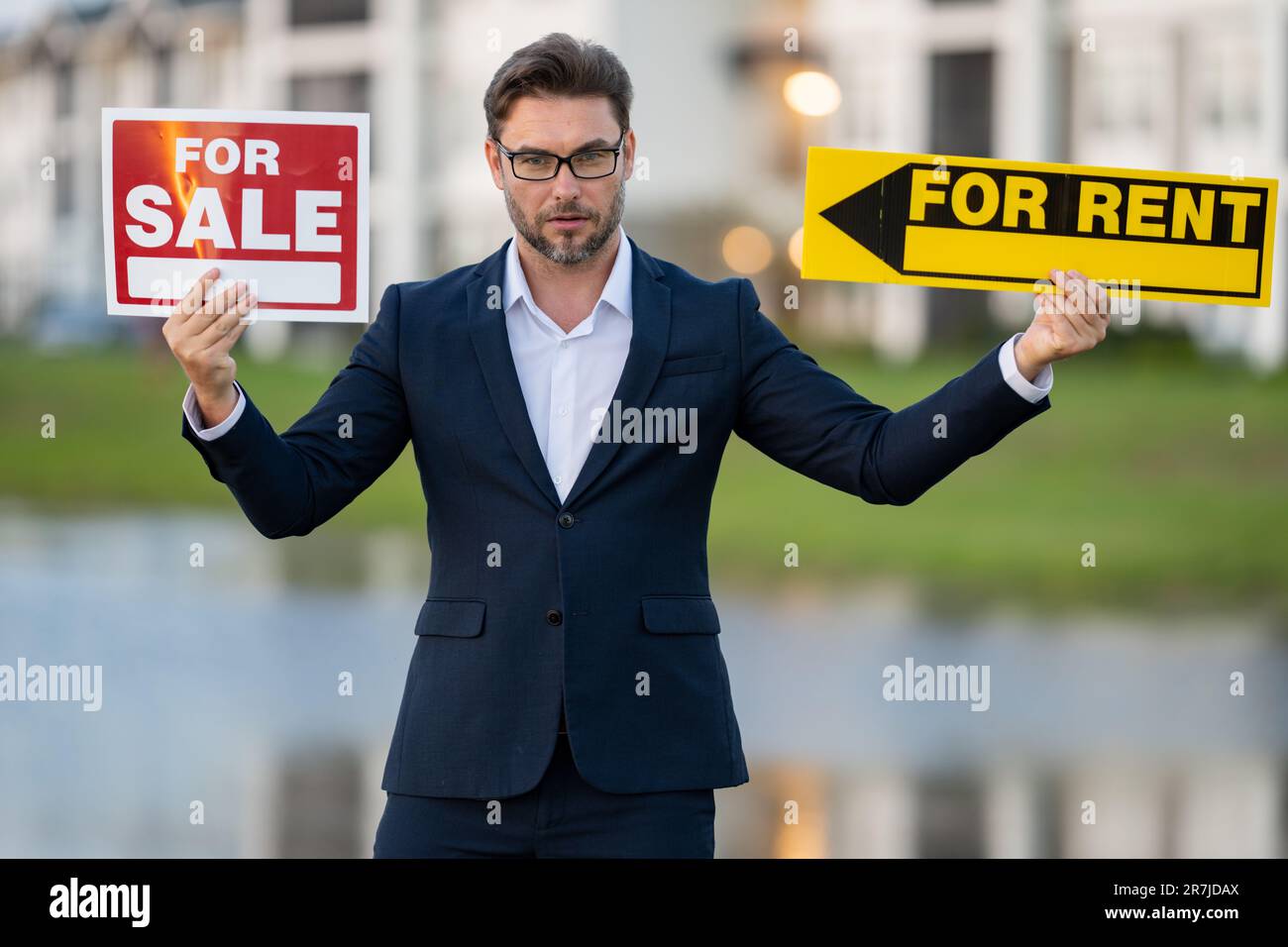 Vendeur de maison, agents immobiliers tiennent signe pour la vente ou ...