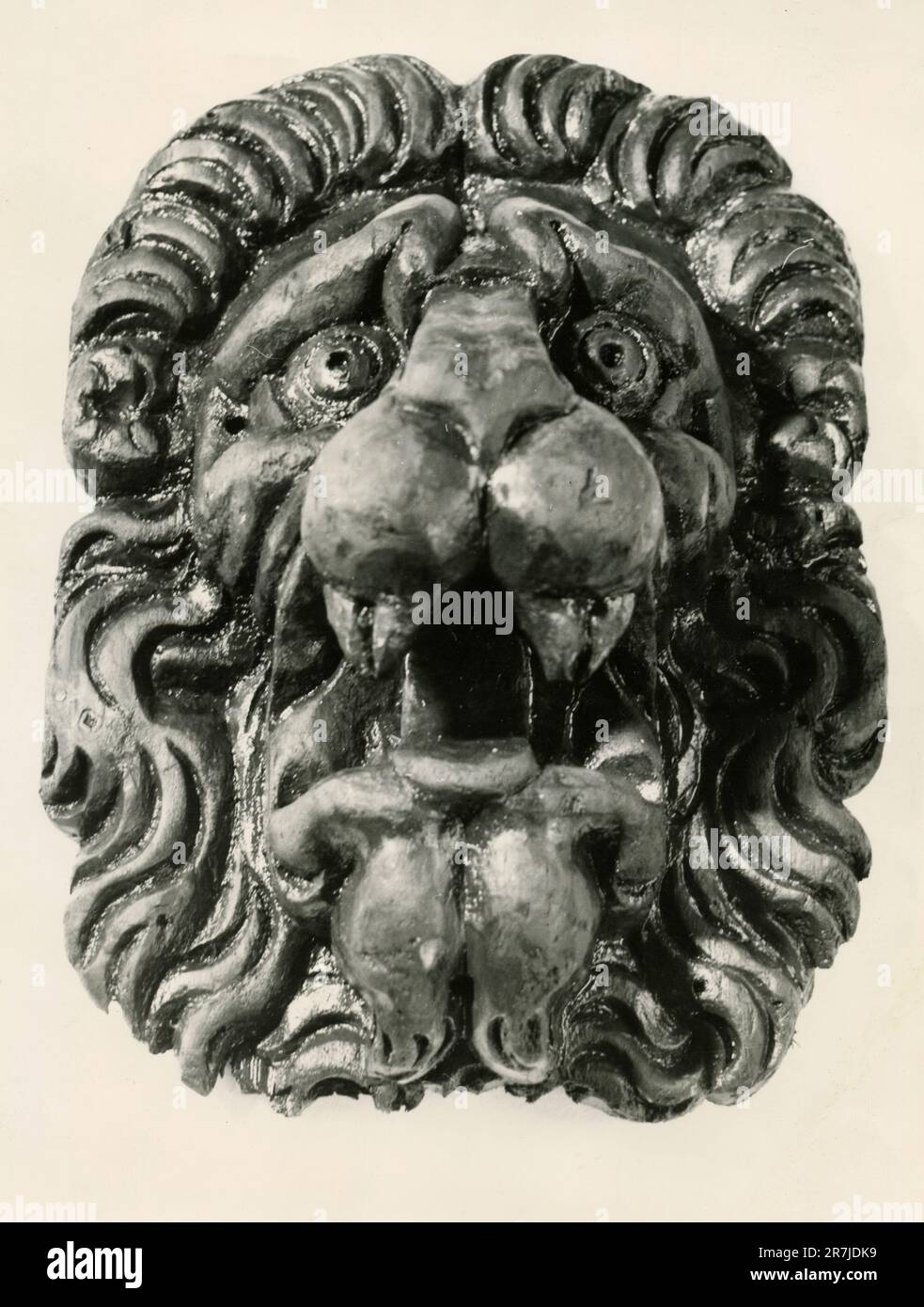 Mascaron de lion, sculpture de la tête de lion sur les ports de canon ...