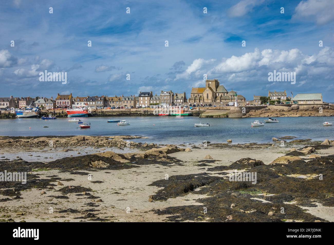 port du village de pêcheurs pituresque de Barfleur sur la péninsule du ...