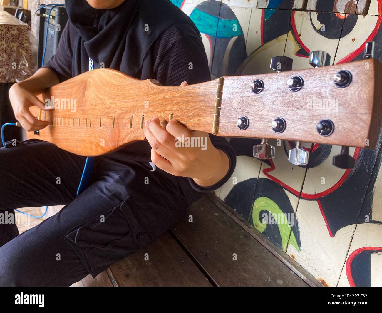 Sapeh, ou Sape, un instrument traditionnel à cordes Dayak d'origine ...