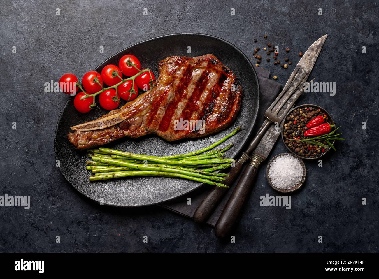 Steak de bœuf Tomahawk grillé moyen et rare avec asperges. Pose à plat ...