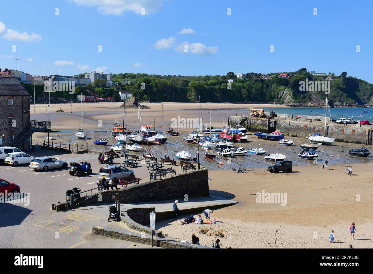 Vue sur le port de Tenby à marée basse avec des bateaux de pêche et de ...