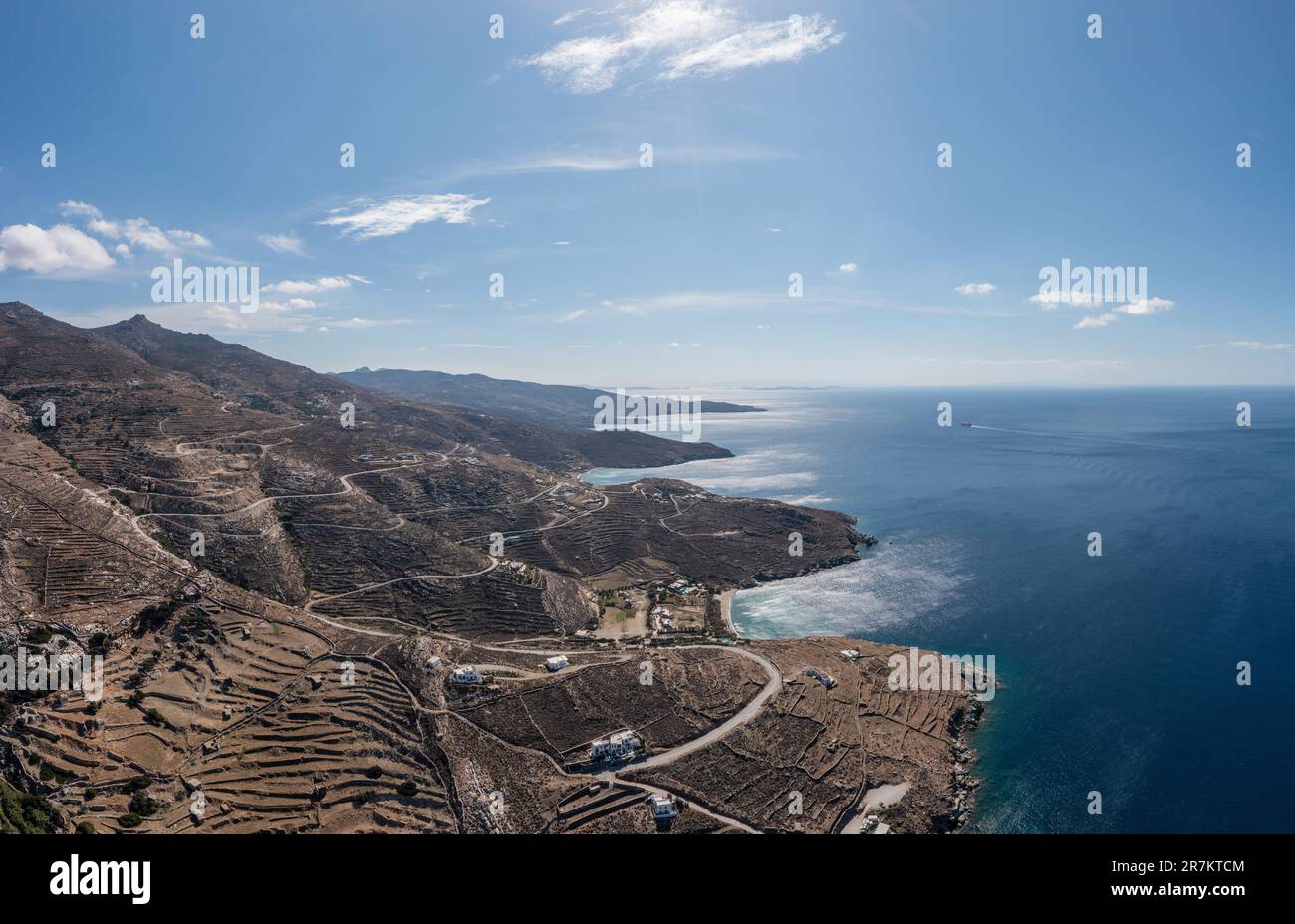 Île de Tinos, Cyclades Grèce. Vue aérienne panoramique de drone sur le ...