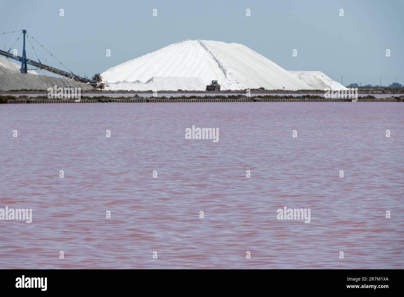 Travaux de sel, usine industrielle avec des piles blanches de sel de ...