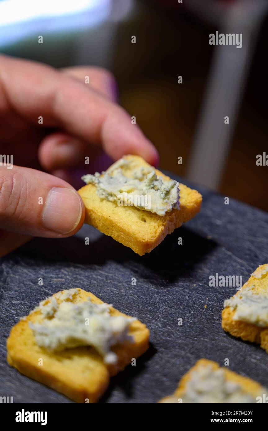 Dégustation de Cabrales, fromage bleu fabriqué par les producteurs ...