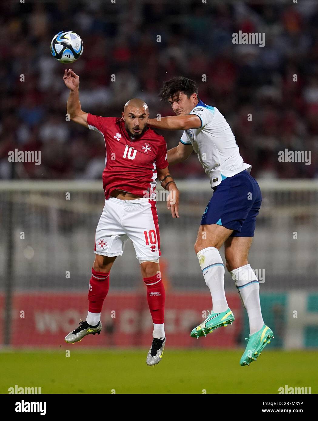 Teeddy Teuma de Malte (à gauche) et Harry Maguire d'Angleterre se ...