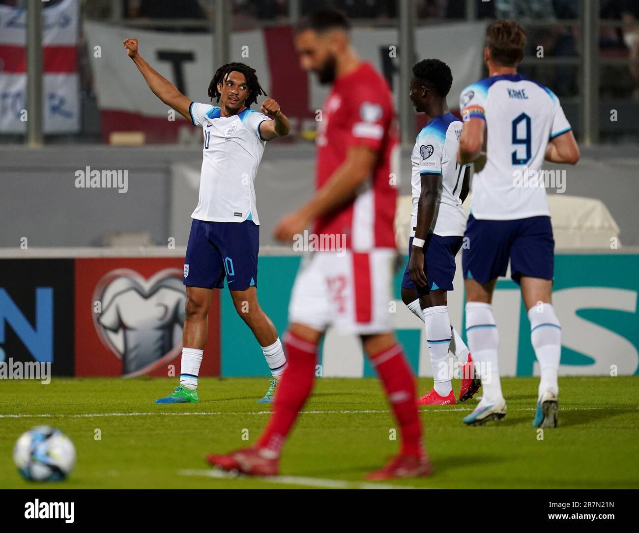 Le britannique Trent Alexander-Arnold (à gauche) célèbre le deuxième ...