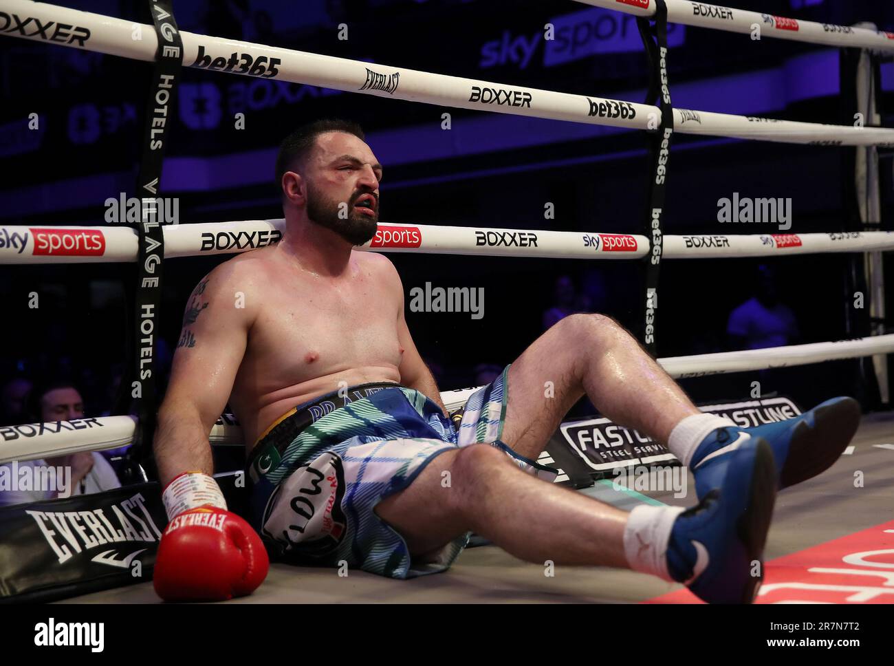 Ahes Taj réagit après avoir été renversé par Viddal Riley lors de leur ...