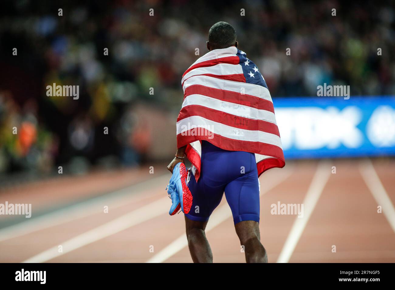 Justin Gatlin participant à la finale de 100 m et avec le drapeau de ...