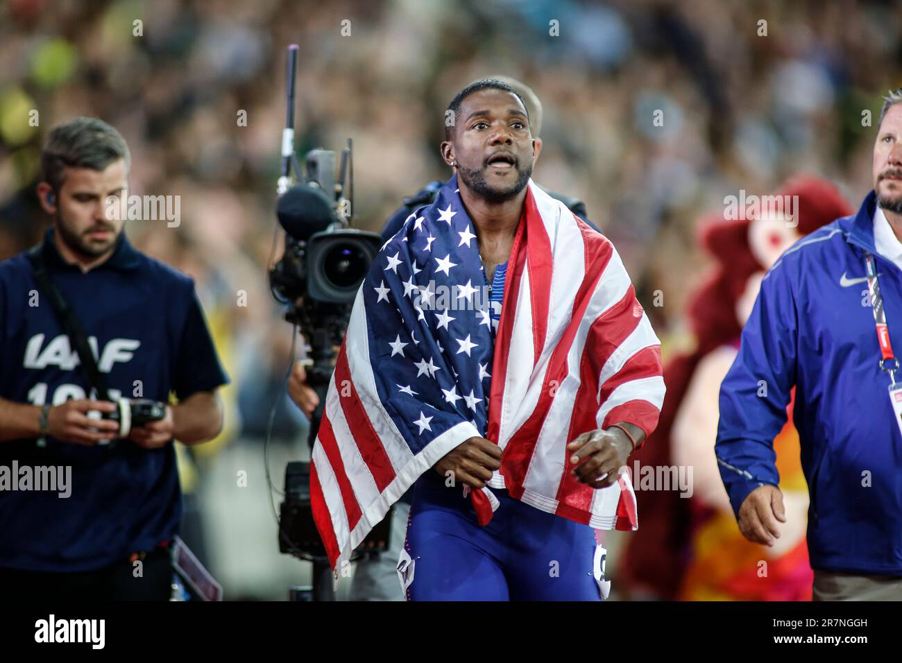Justin Gatlin participant à la finale de 100 m et avec le drapeau de ...