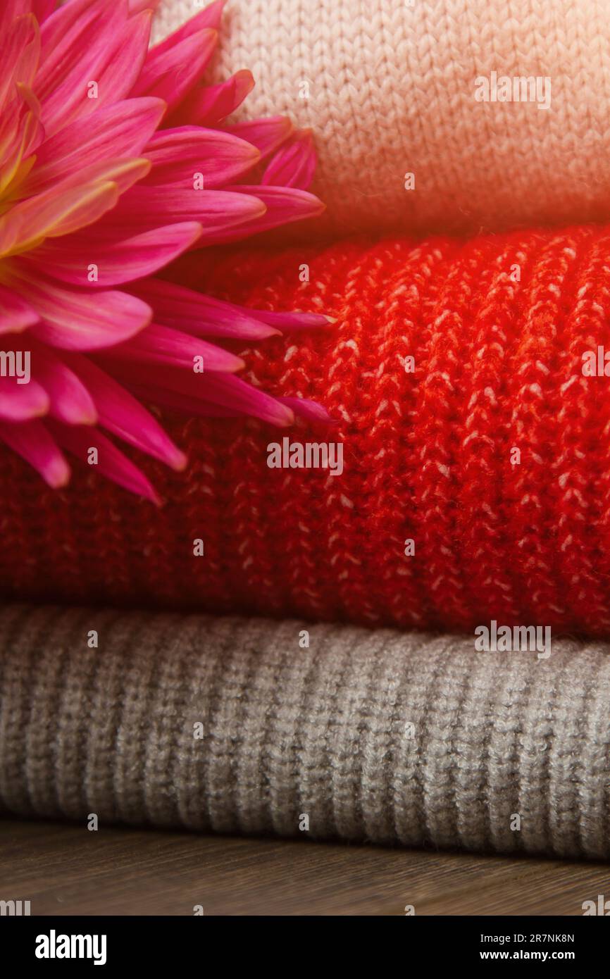 Motif de chandails tricotés colorés en gros plan. Produit en laine de ...