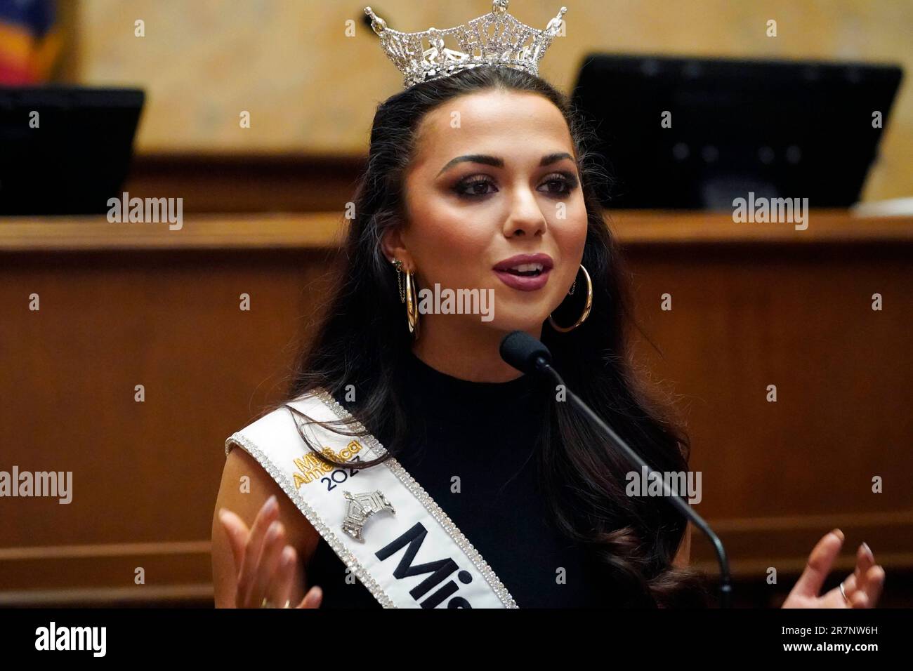New Miss Mississippi Vivian O'Neal, speaks to a group of tiara-wearing ...
