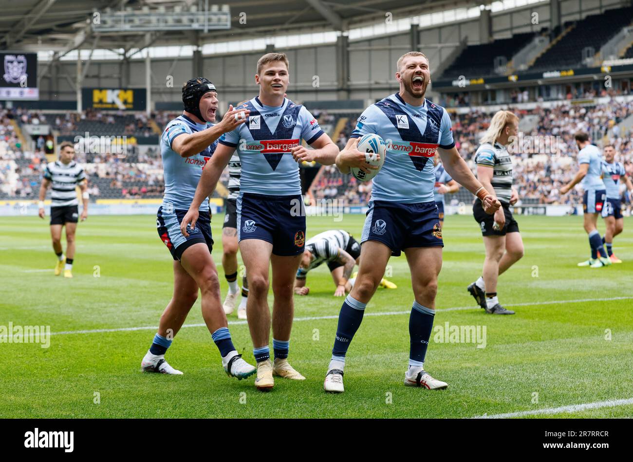 Joe Batchelor de St Helens (à droite) célèbre leur première tentative ...
