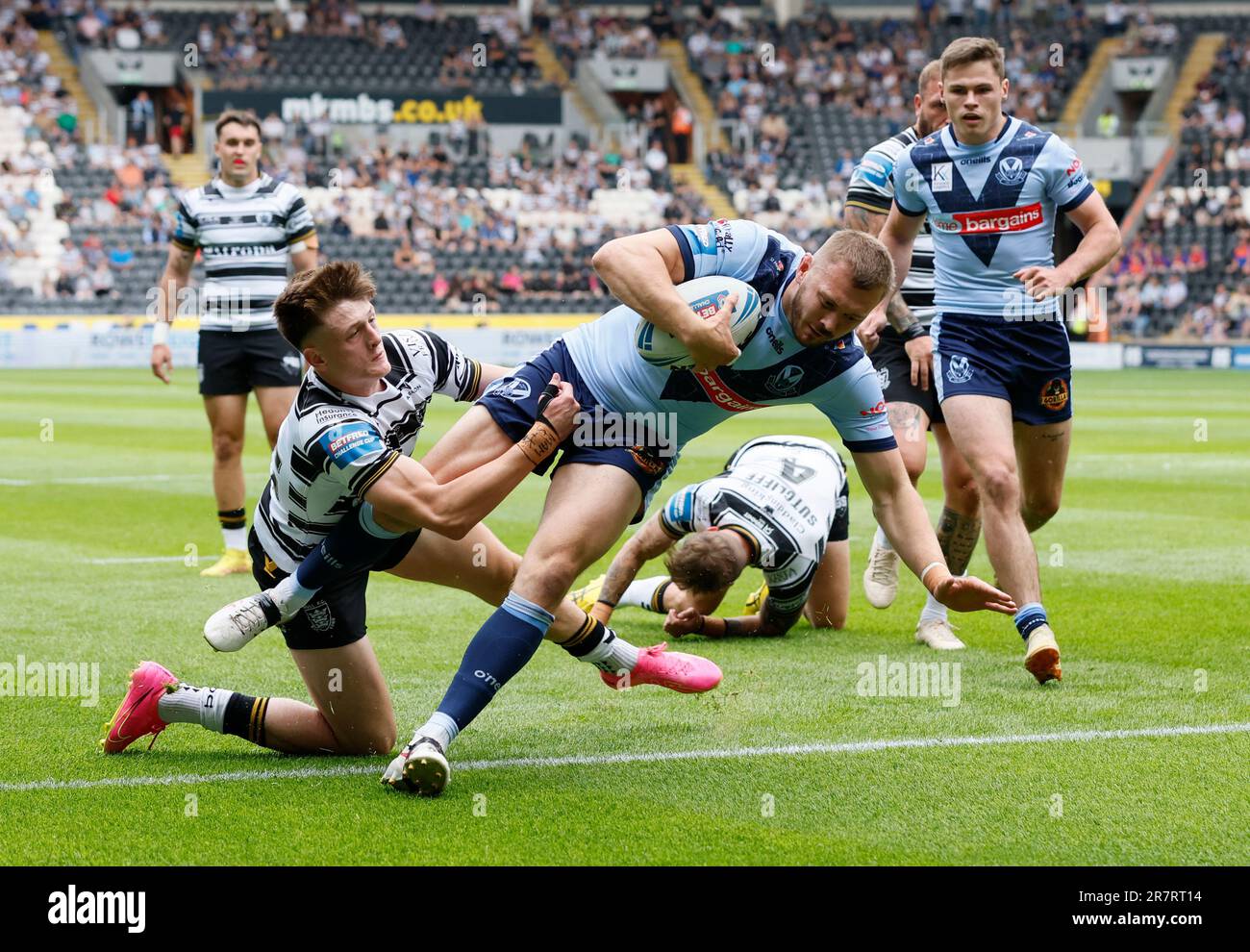 Joe Batchelor, de St Helens, marque sa première épreuve lors de la ...