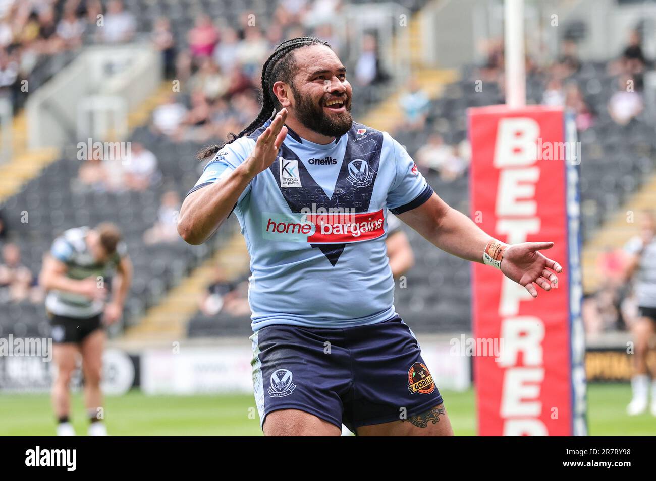 Konrad Hurrell #23 de St Helens fête son essai lors du match de la ...