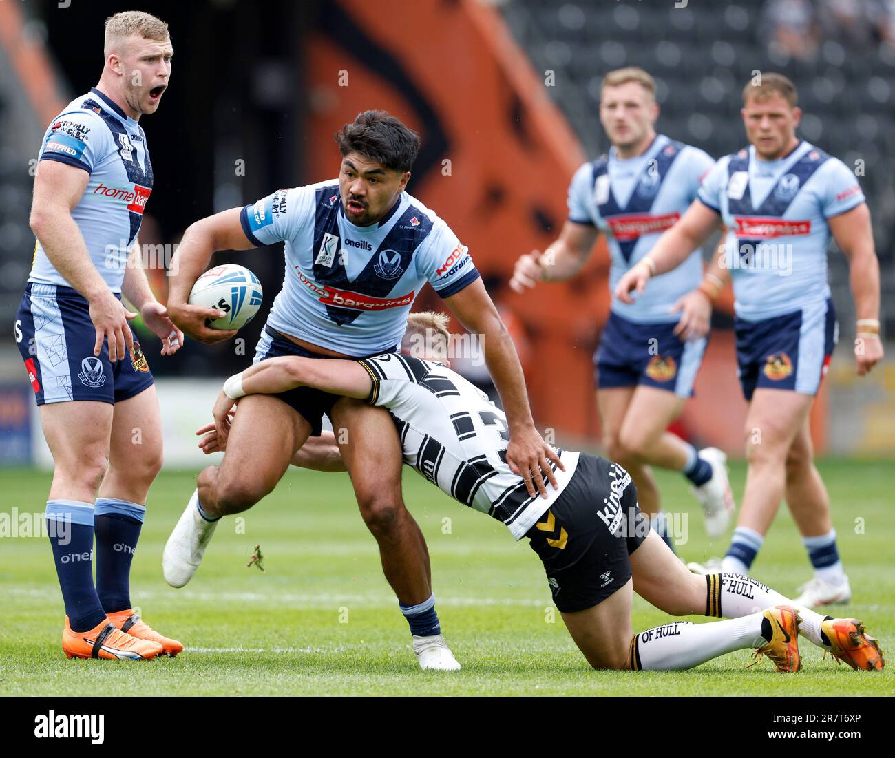 James Bell de St Helens en action pendant la quart-finale de la coupe ...