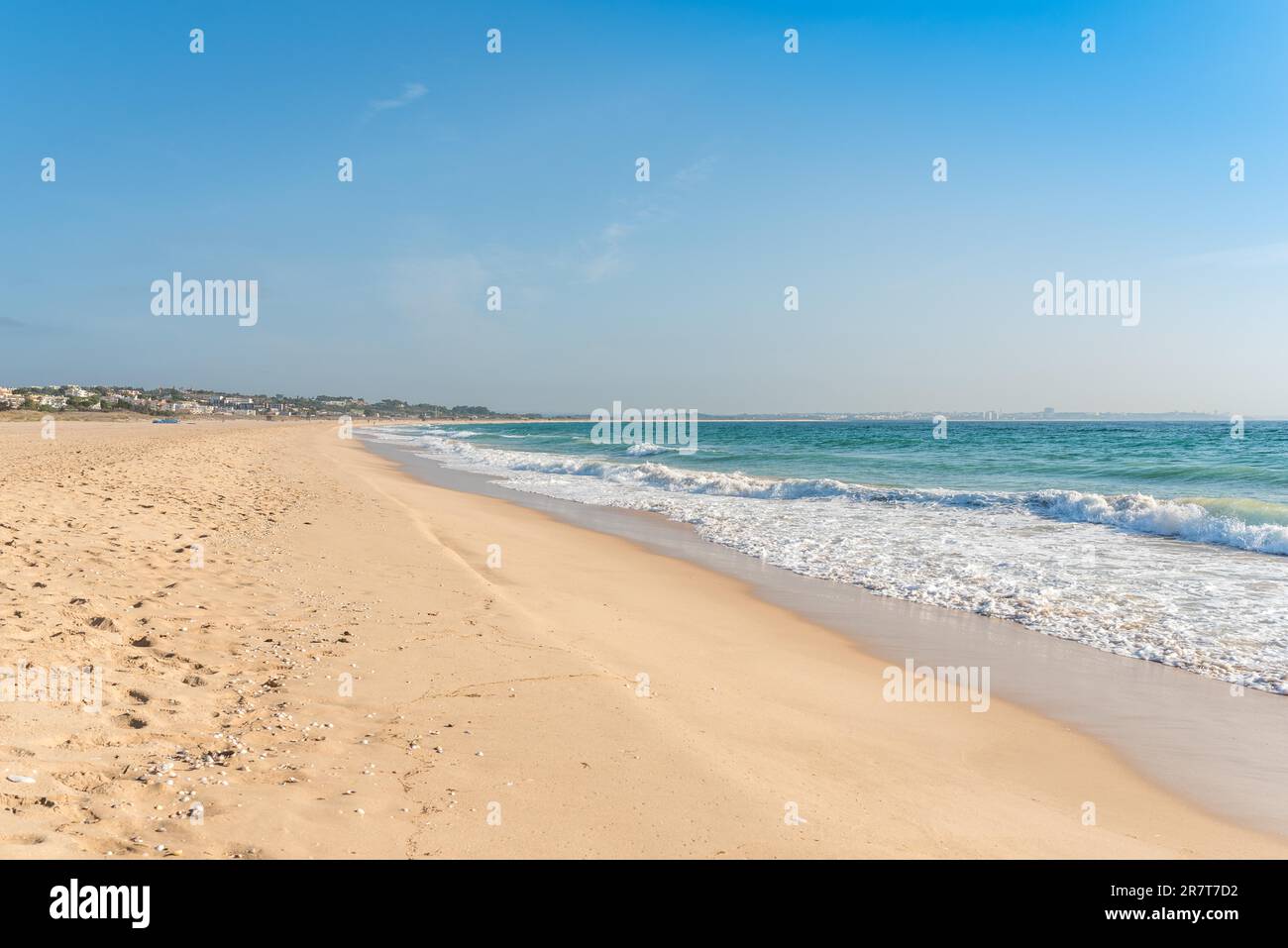 Le Meia Praia, en anglais, à moitié de plage, est la plage la plus ...