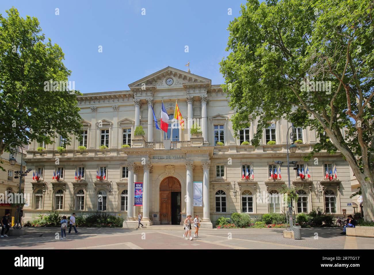 Hôtel de ville avec drapeau national français et mosaïque de sol, hôtel ...