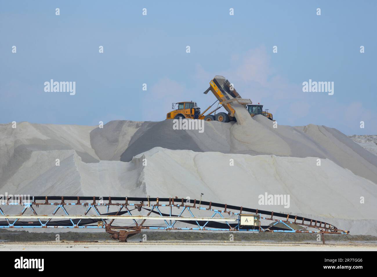 Déchargez le sel d'un camion dans une mine de sel pour l'extraction du ...
