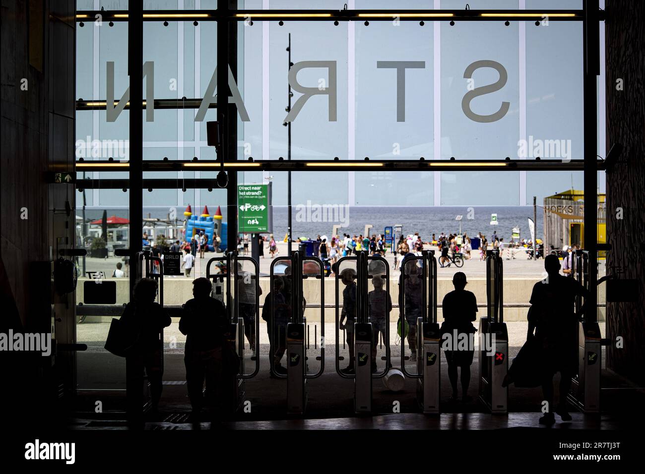 HOEK VAN HOLLAND - les voyageurs arrivent en métro sur la plage de Hoek ...