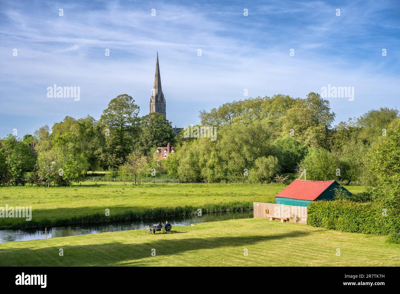 Vue sur le parc Queen Elizabeth Gardens jusqu'à la cathédrale de Salisbury avec la hauteur de ...