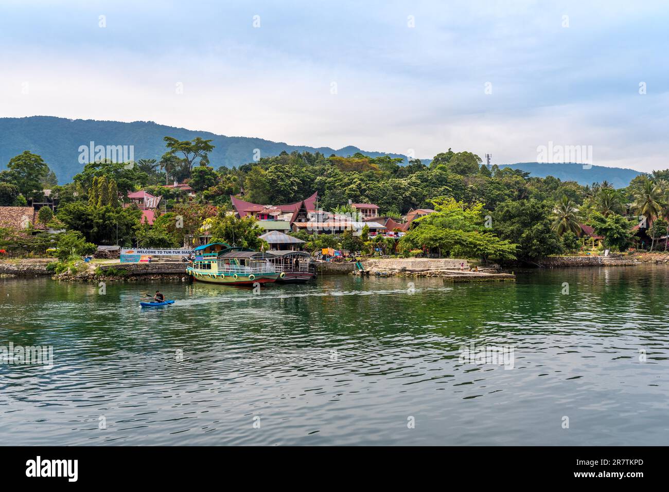 L'île de Samosir et la péninsule de Tuktuk Siadong avec ses stations ...