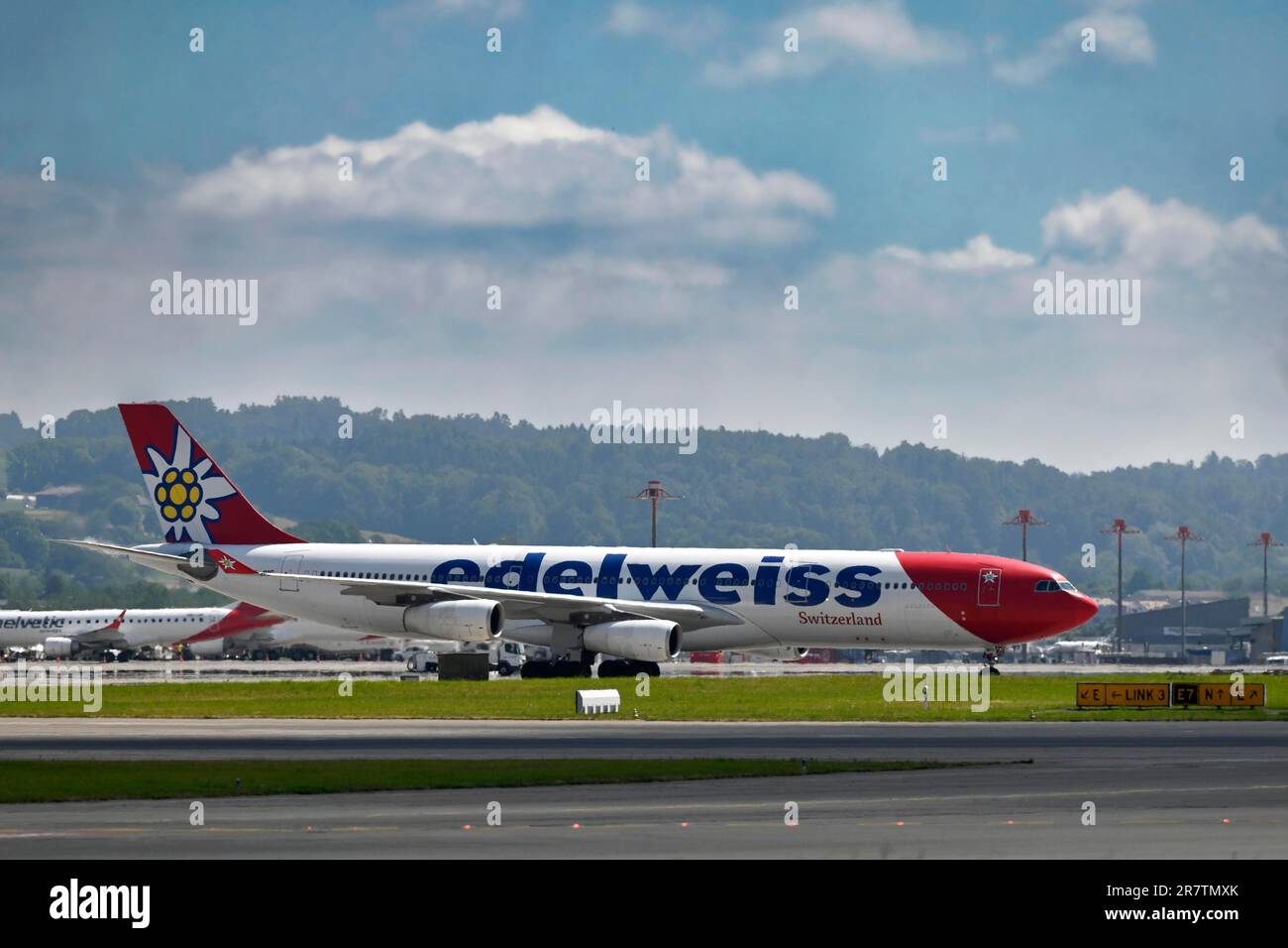 Avion edelweiss air airbus a340 300 Banque de photographies et d’images ...